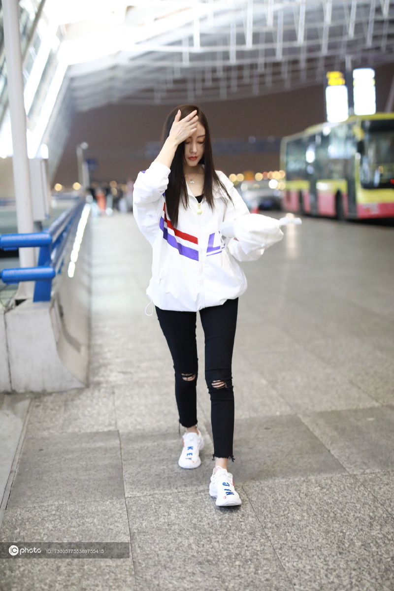 街拍：张天爱Li Ning夹克配破洞牛仔裤 棒球帽搭不对称字母鞋运动也时髦 - IC_photo