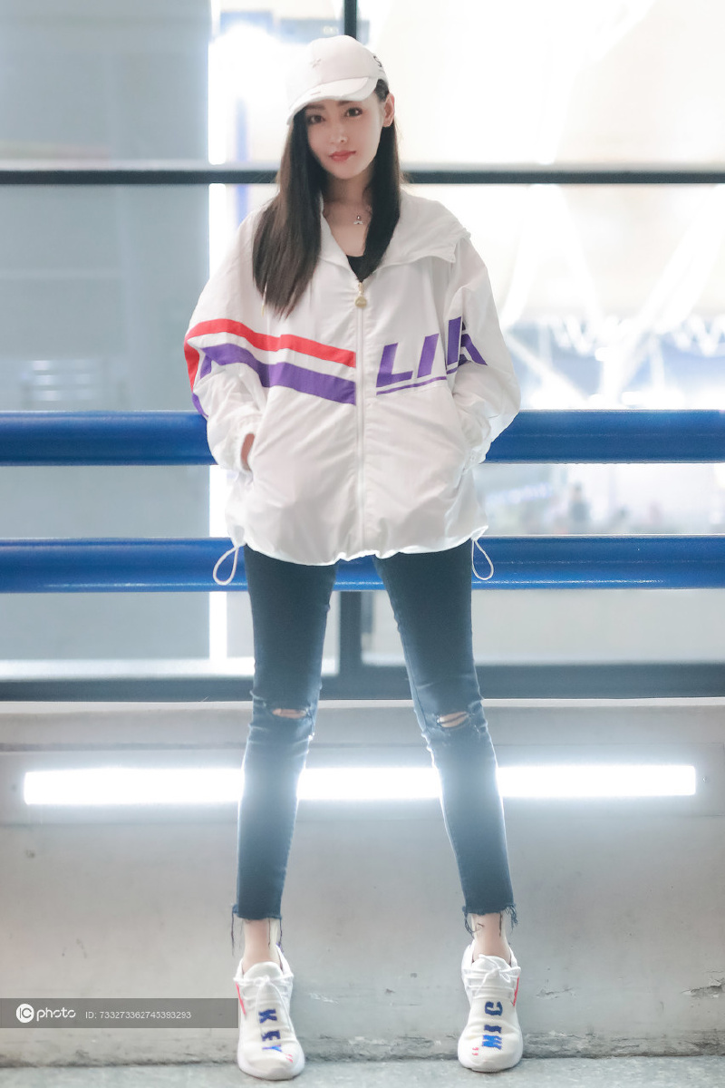 街拍：张天爱Li Ning夹克配破洞牛仔裤 棒球帽搭不对称字母鞋运动也时髦 - IC_photo